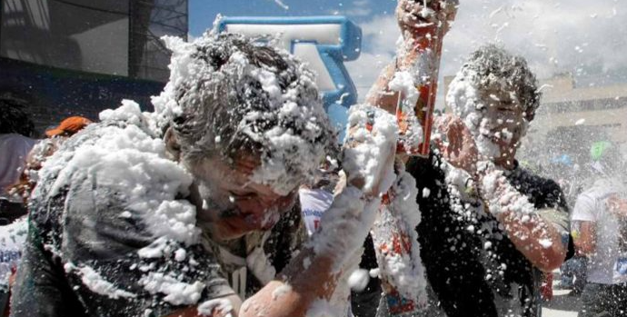 Consejos para el uso seguro de la espuma de carnaval – Latitud Norte